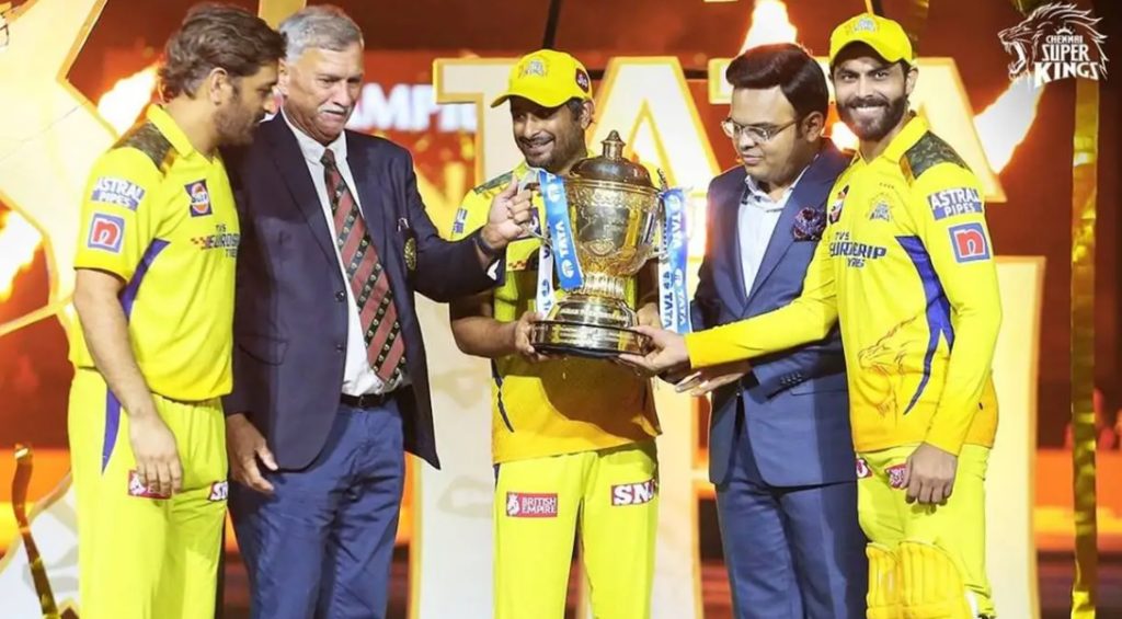MS Dhoni asks Ambati Rayudu and Ravindra Jadeja to receive IPL 2023 trophy - NKTV
